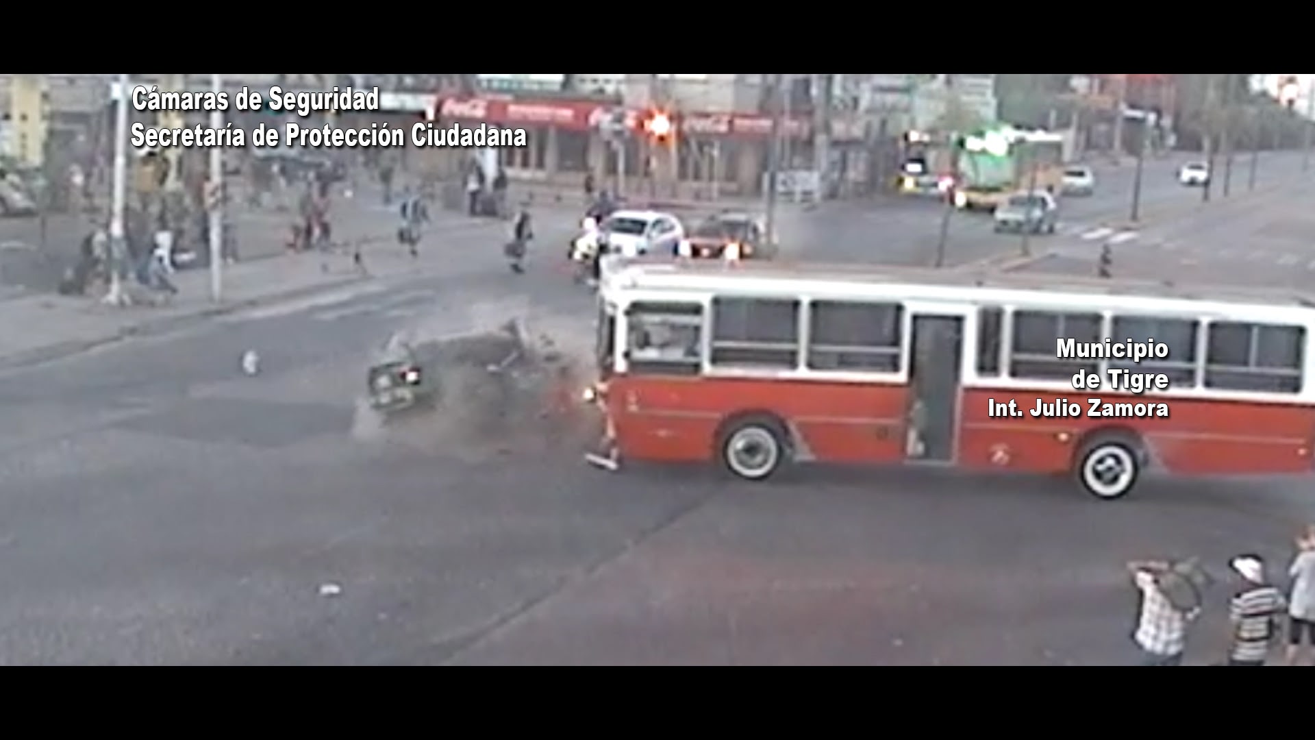 Cruzó Un Semáforo En Rojo Y Fue Embestido Por Un Micro Conducía