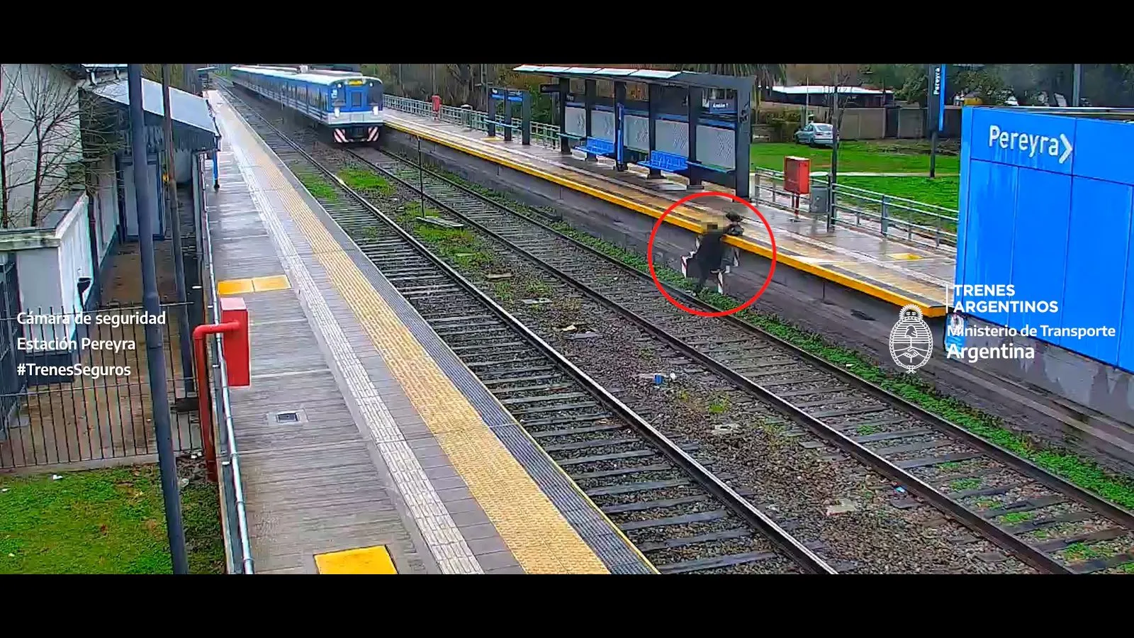 Robaba cables debajo del andén, quiso escapar cuando venía el tren, fue ...